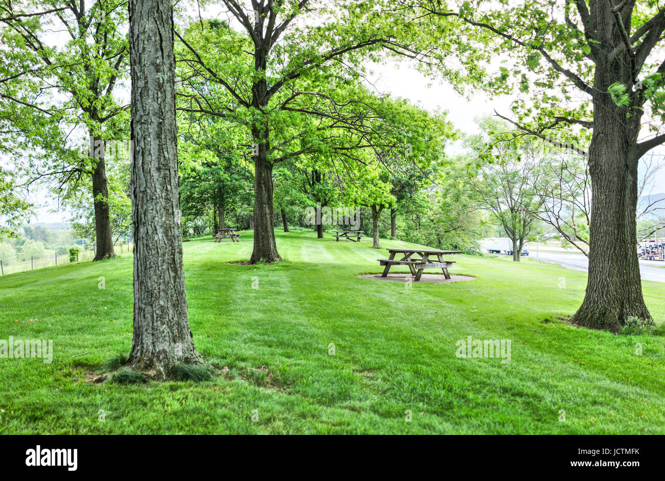 Highway rest stop picnic table hi-res stock photography and images - Alamy