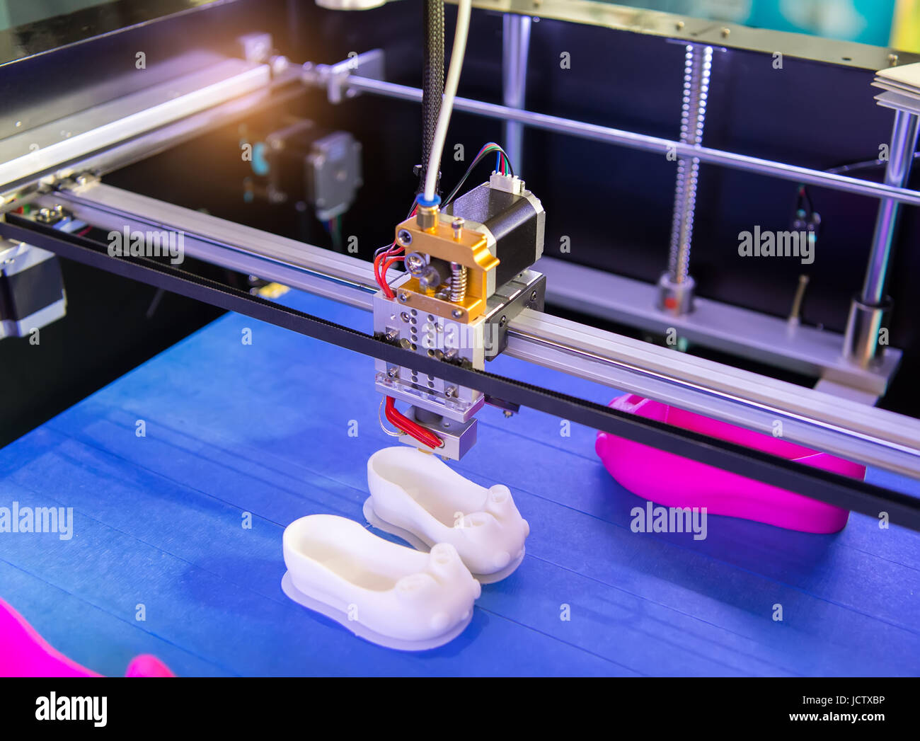 3d printer printing hi-res stock photography and images - Alamy