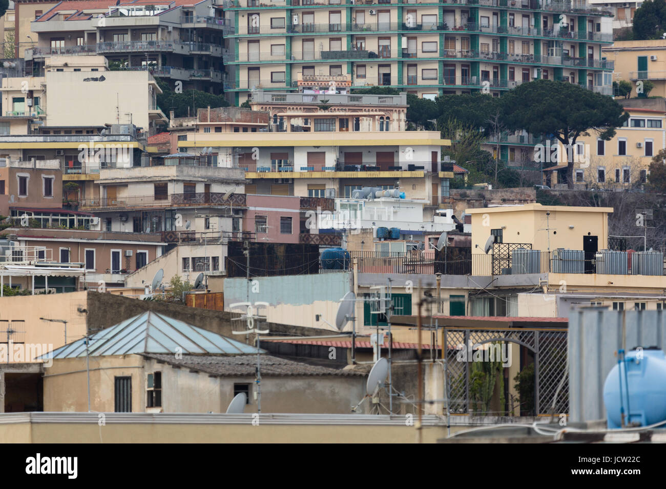 City overcrowding housing hi-res stock photography and images - Alamy