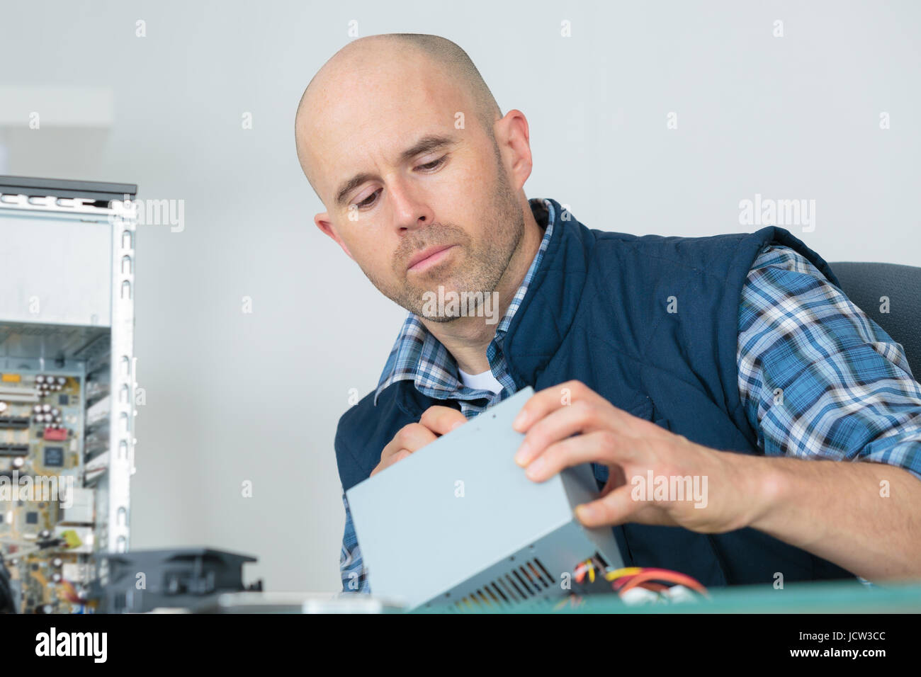 omputer engineer fixing broken pc parts Stock Photo - Alamy