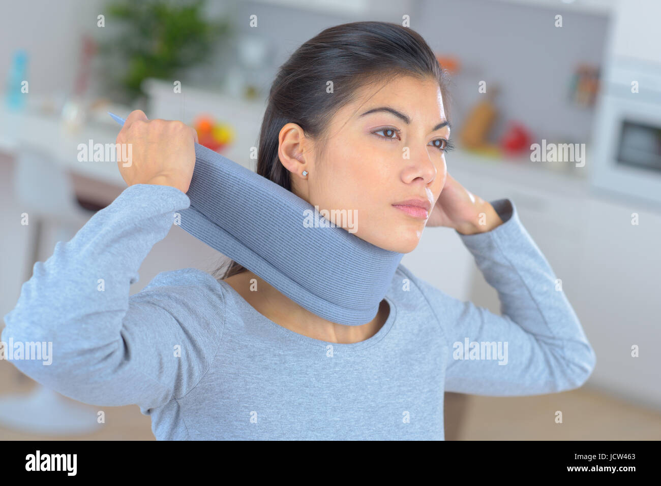 woman in pain with a surgical collar Stock Photo - Alamy