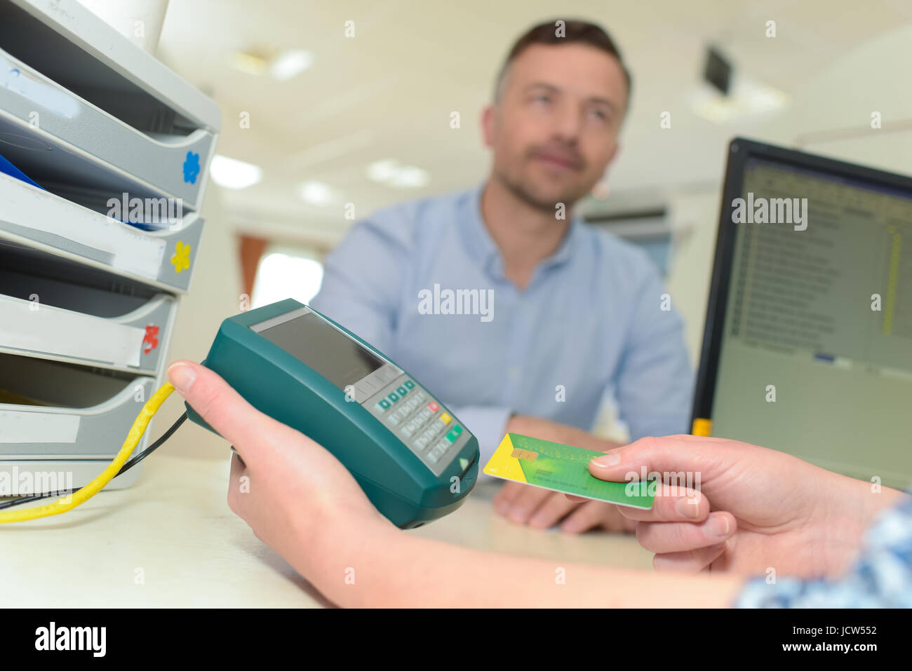 patient paying the doctor by credit card Stock Photo - Alamy