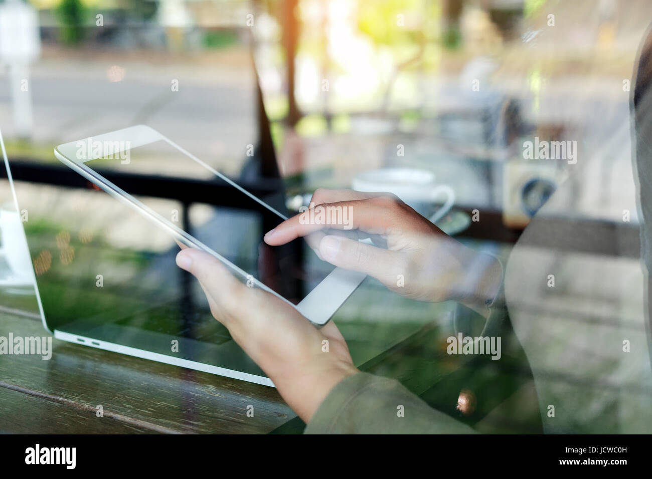 Man hand smartphone city lights hi-res stock photography and images - Alamy