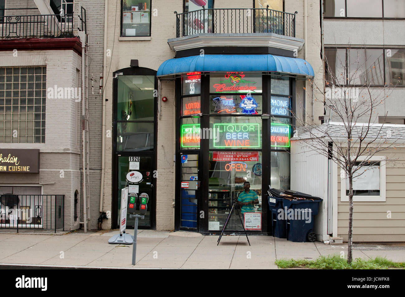 Us usa store storefront hi-res stock photography and images - Alamy