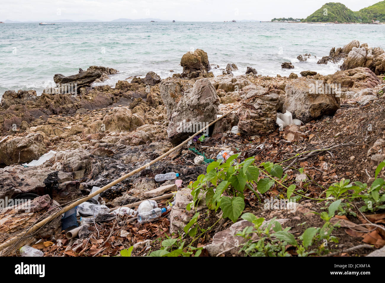 Trash island ocean hi-res stock photography and images - Alamy