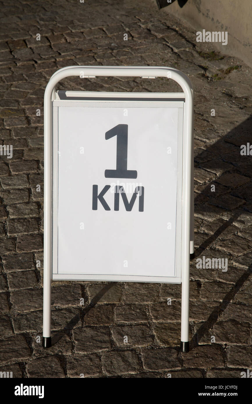One Kilometre Race Sign in Urban Setting Stock Photo - Alamy