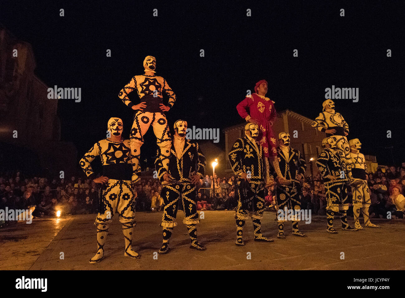 Cetina, Spain. 19th May, 2017. Dancers performing a human tower during ...