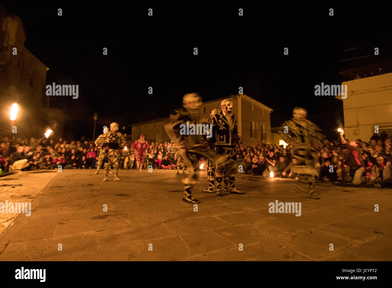 Cetina, Spain. 19th May, 2017. Dancers preparing an human tower during ...