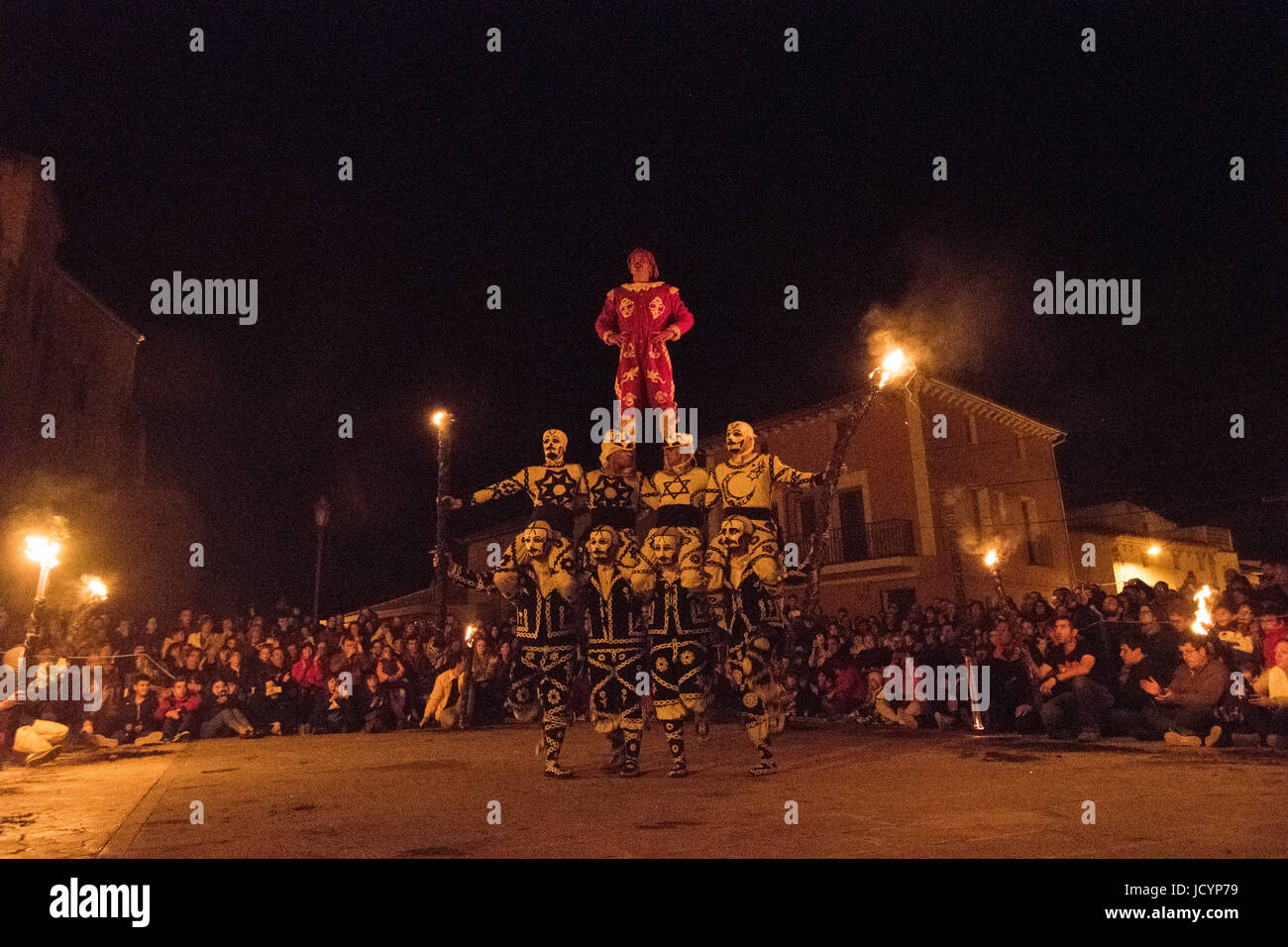 Cetina, Spain. 19th May, 2017. Dancers performing a human tower during ...