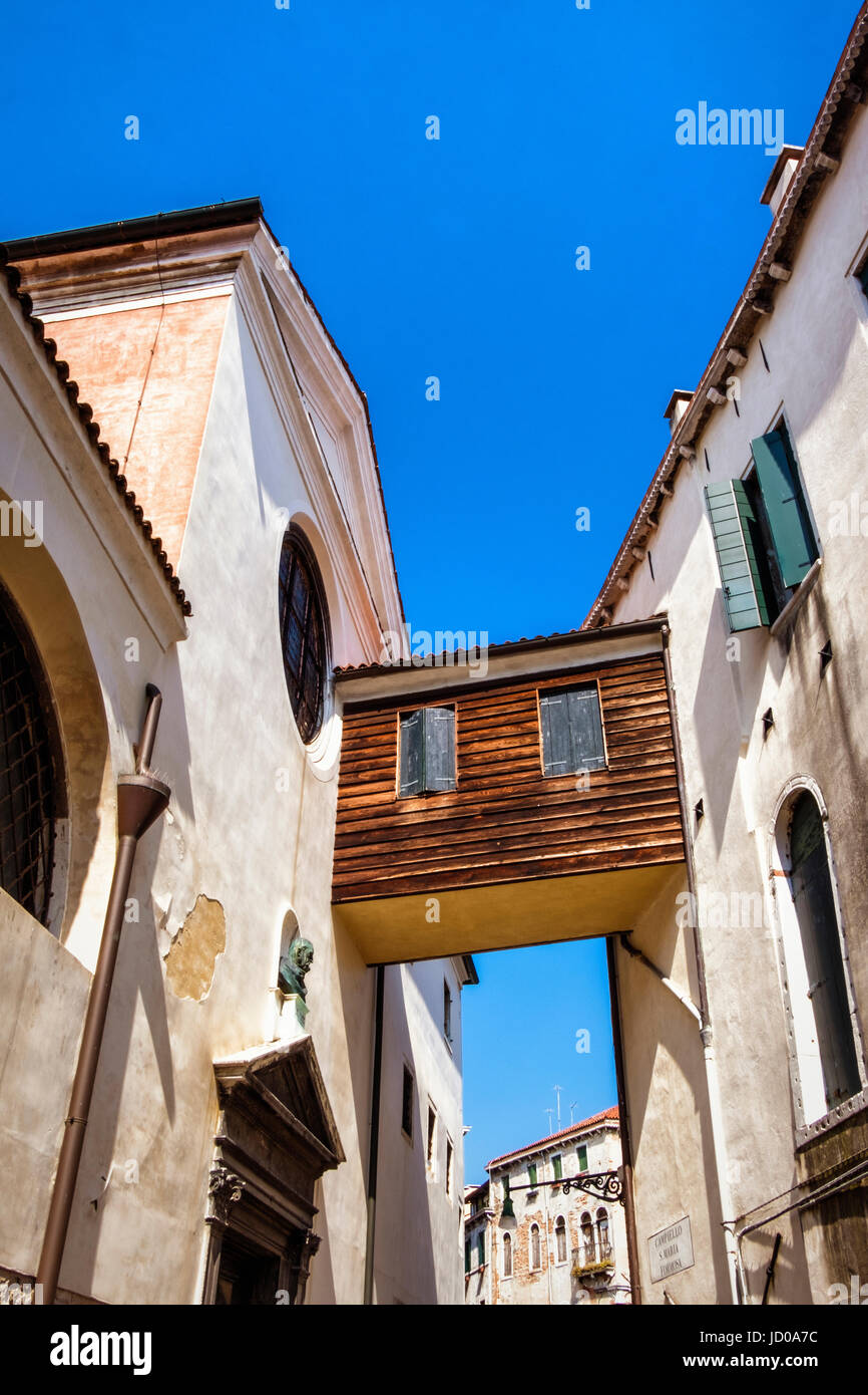 Wood clad bridge between buildings hi-res stock photography and images ...