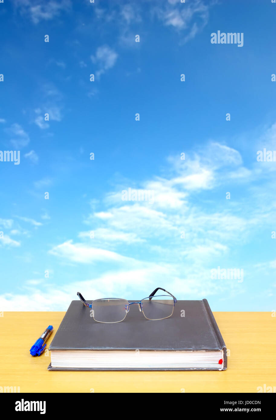 Learning in the sun,Reading a book, give yourself a thought of the sky ...