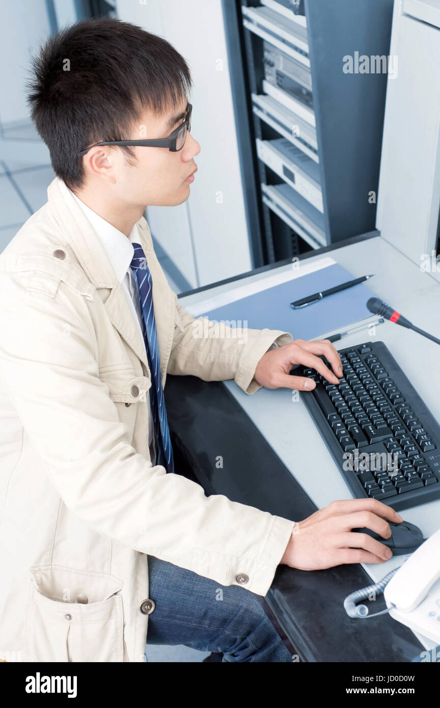 Fiber broadband engineer hi-res stock photography and images - Alamy