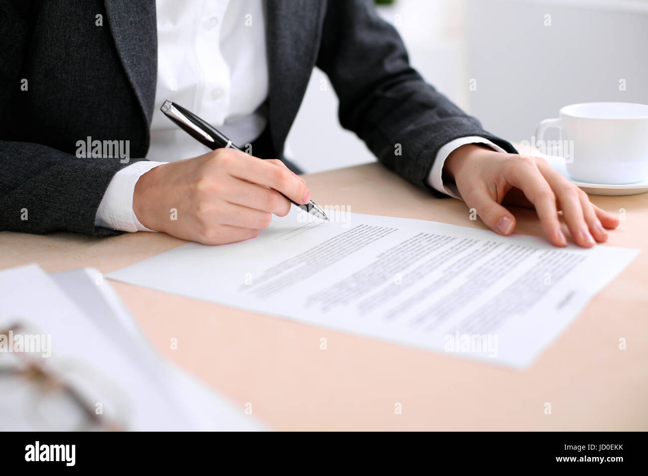 Business woman ready to sign a contract Stock Photo - Alamy
