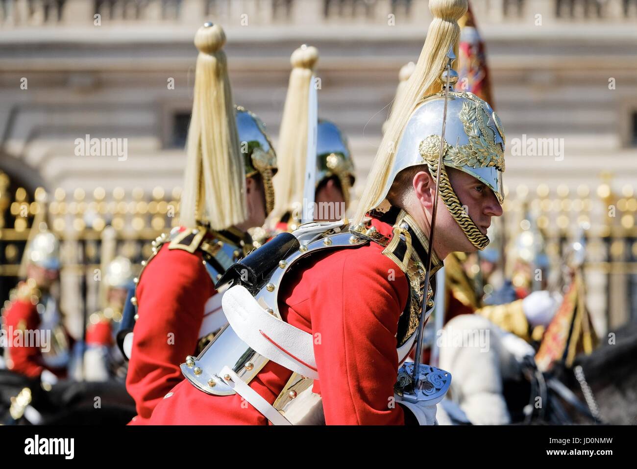 Household cavalry hcav form up outside buckingham palace hi-res stock ...