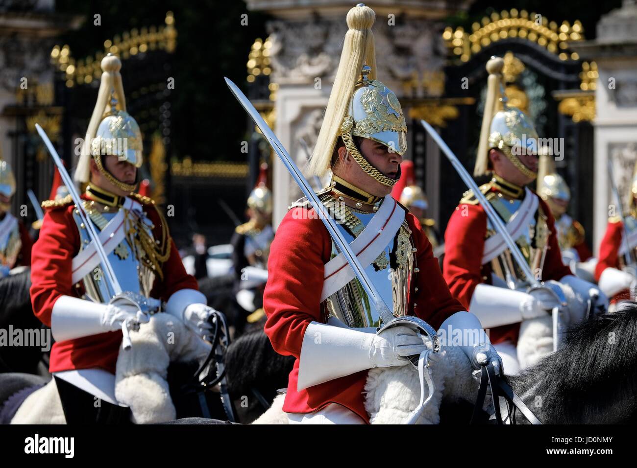 Household cavalry hcav form up outside buckingham palace hi-res stock ...