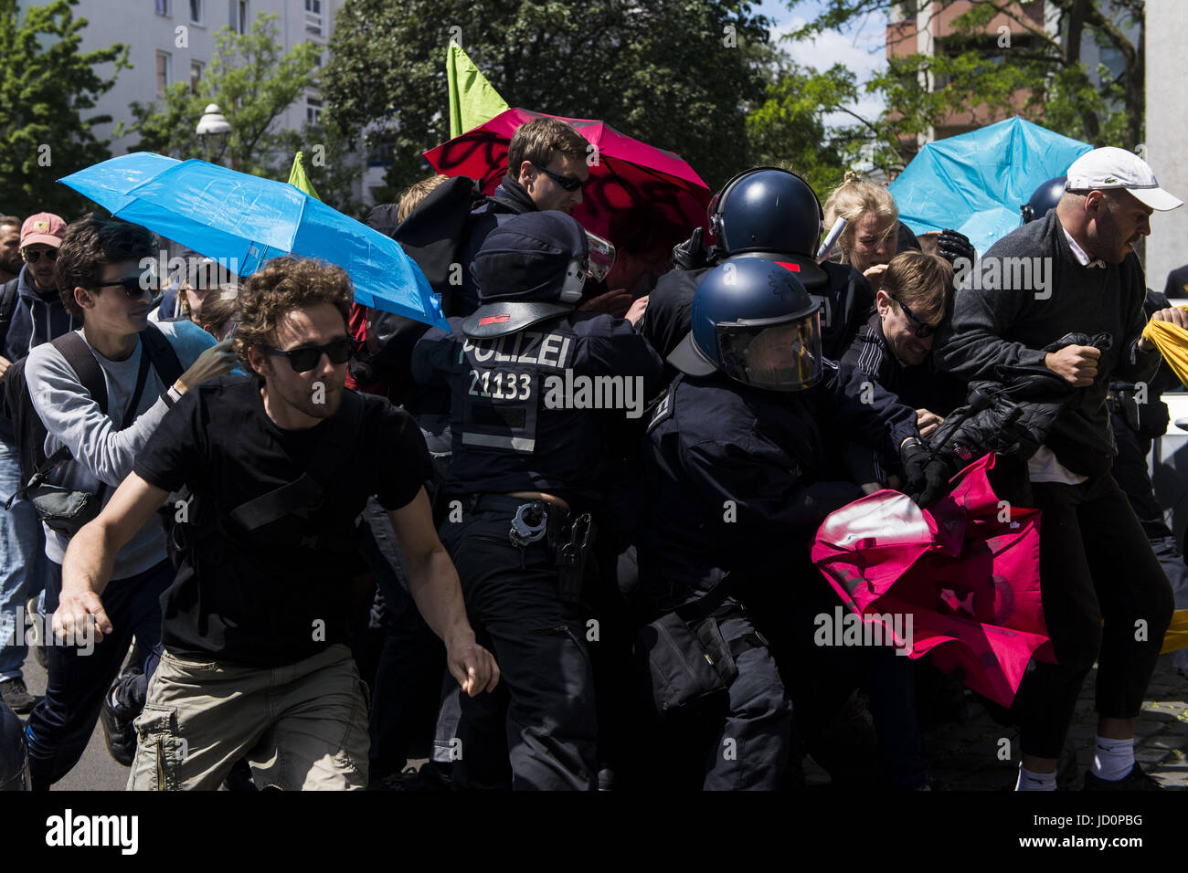 Berlin, Germany. 17th June, 2017. Left-wing demonstrators are trying to ...