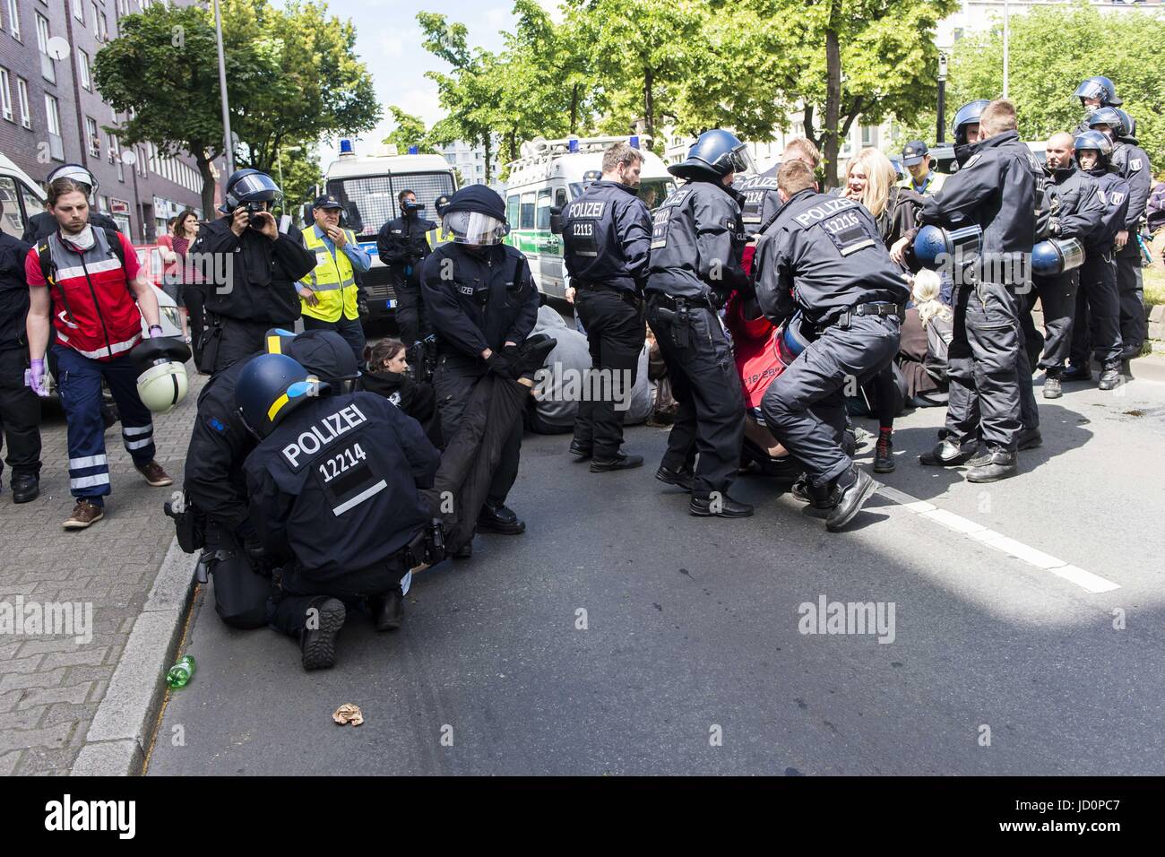 Berlin, Germany. 17th June, 2017. The Policei dissolve a blockade of ...