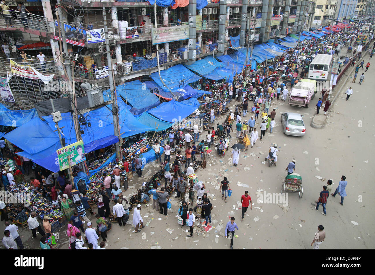 Dhaka, Bangladesh. 17th June, 2017. Bangladeshi street vendors sell ...