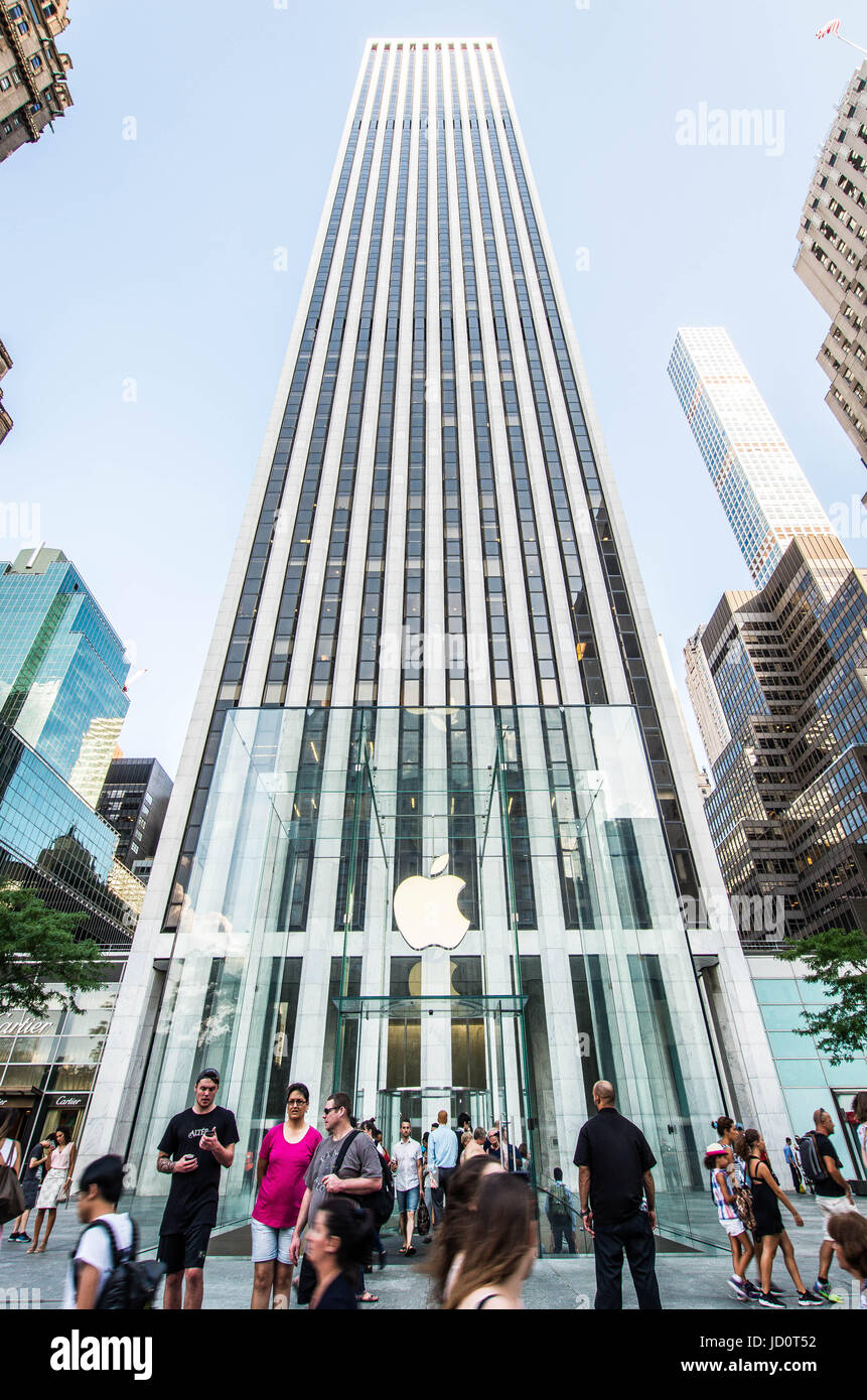 New York City, New York, USA. 16th Aug, 2016. The 5th Ave. Apple store ...