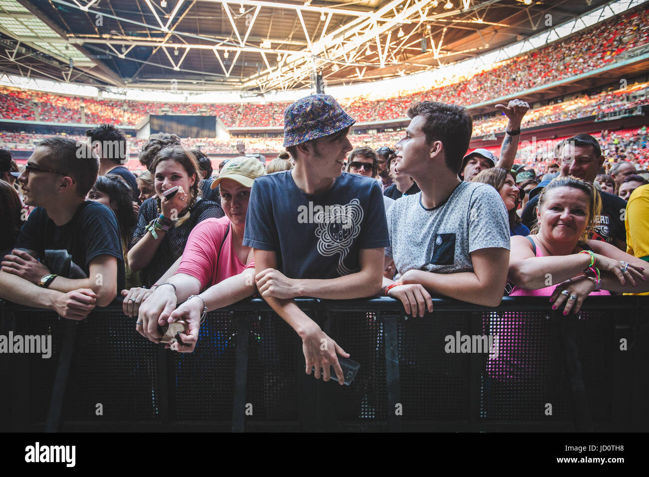 Wembley stadium crowd hi-res stock photography and images - Alamy