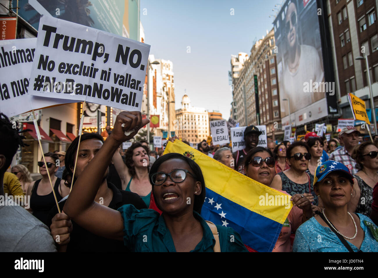 Welcome refugees protest hi-res stock photography and images - Alamy
