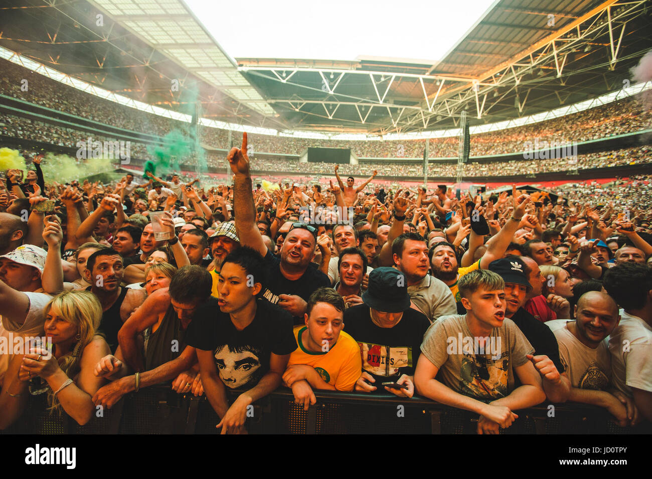 Wembley stadium crowd hi-res stock photography and images - Alamy
