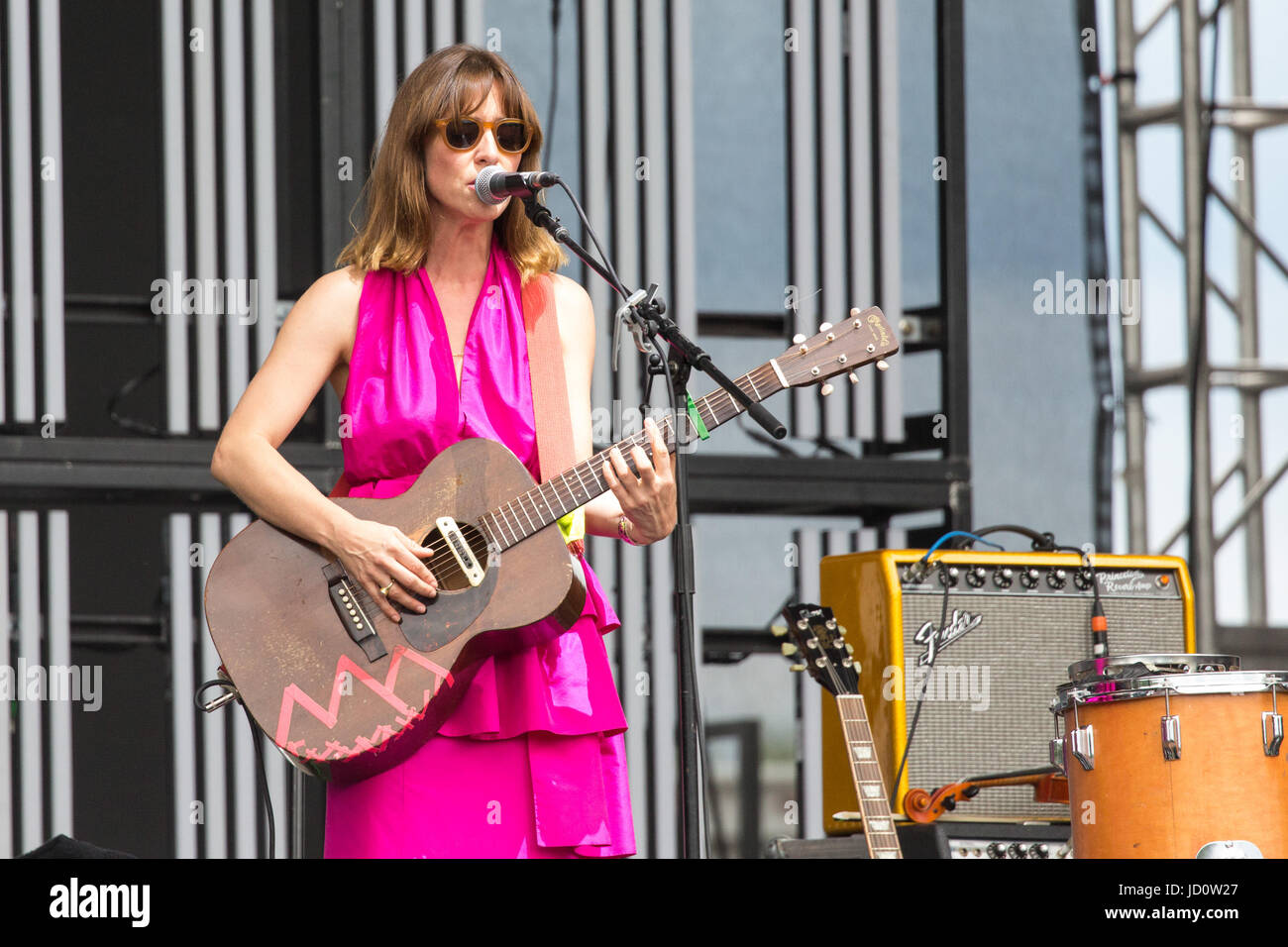 Leslie feist 2017 hi-res stock photography and images - Alamy