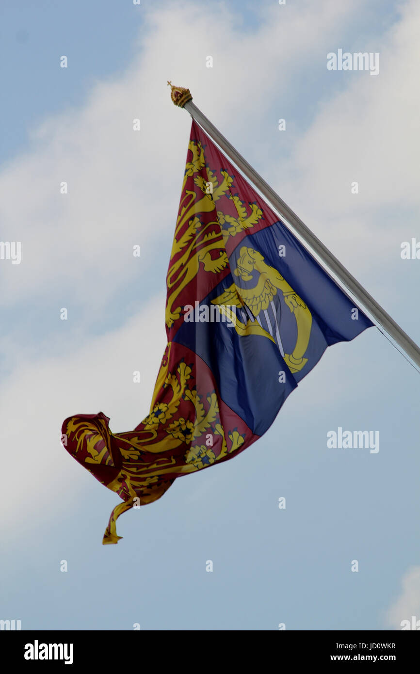 Royal standard over Buckingham Palace London England Stock Photo - Alamy