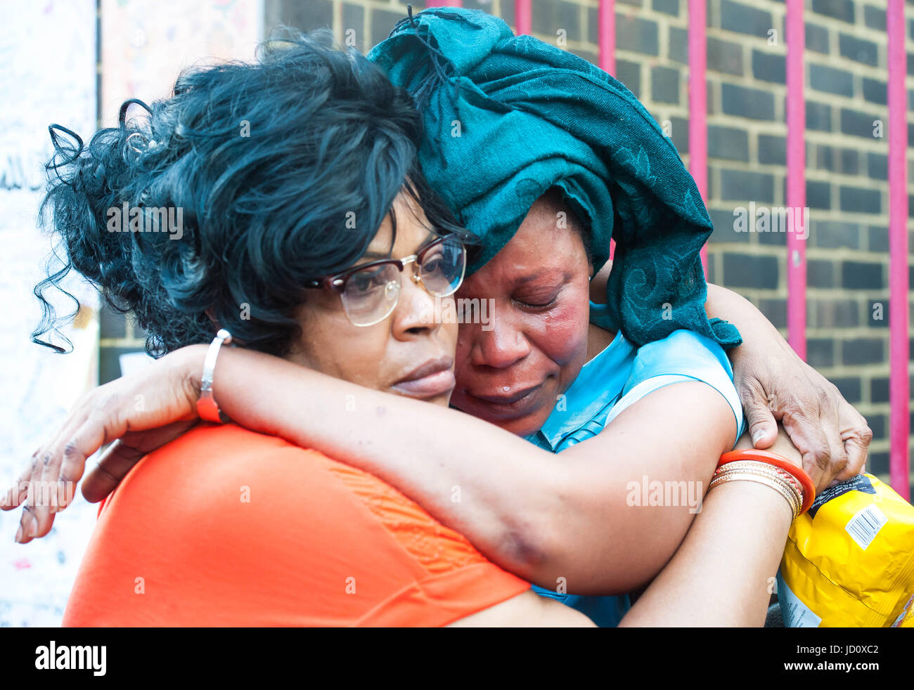 Fire grenfell tower crying hi-res stock photography and images - Alamy