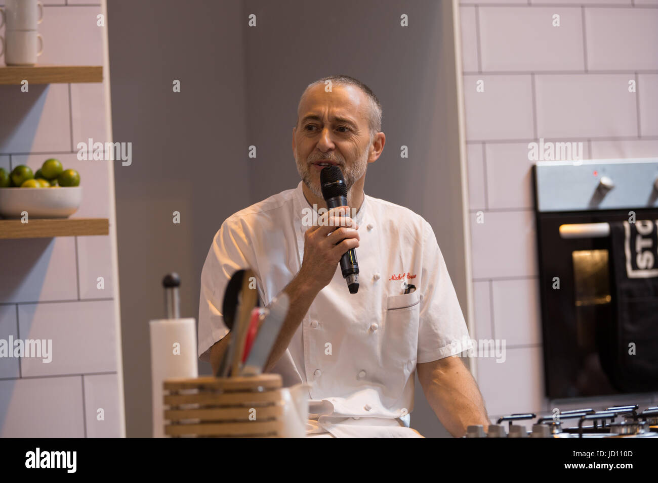 Talking on stage hi-res stock photography and images - Alamy