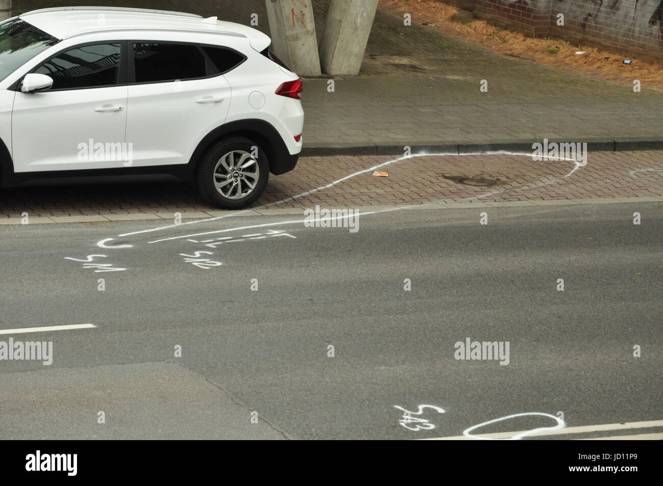 Car outlines hi-res stock photography and images - Alamy