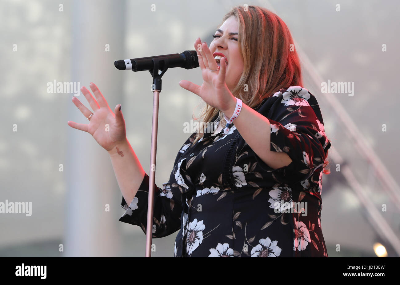 Peace concert hi-res stock photography and images - Alamy