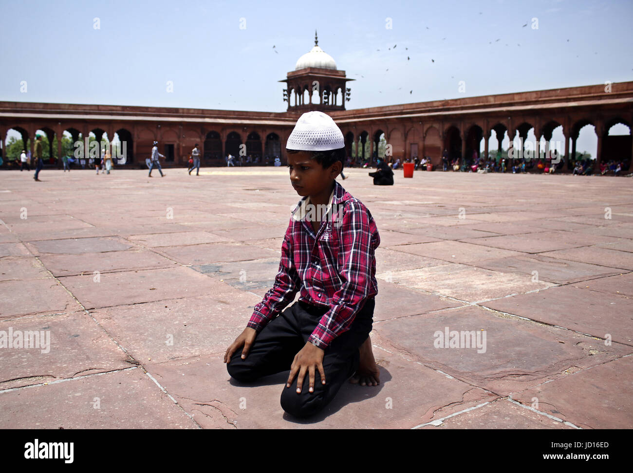 Delhi, India. 16th June, 2017. A muslim kid Prayers Namaz on the third ...