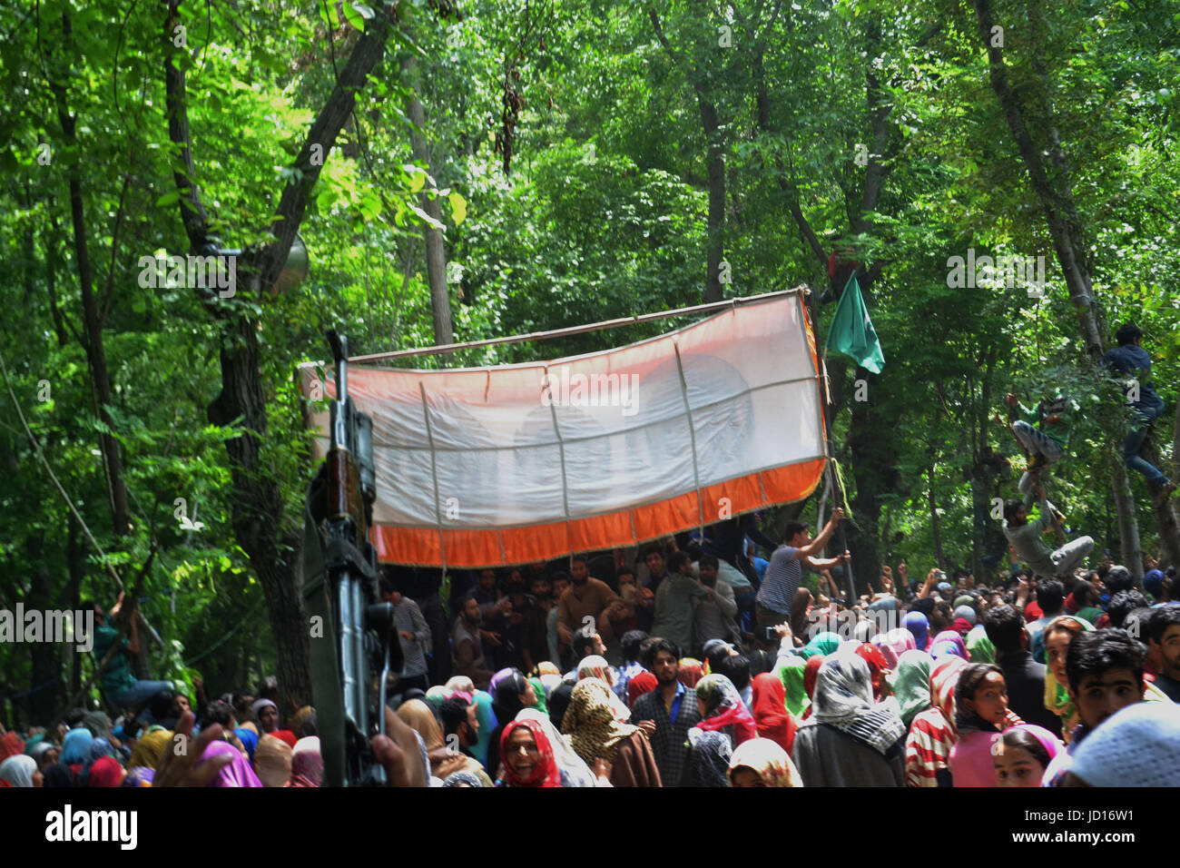Shopian, India. 17th June, 2017. Thousands attended the funeral of a ...