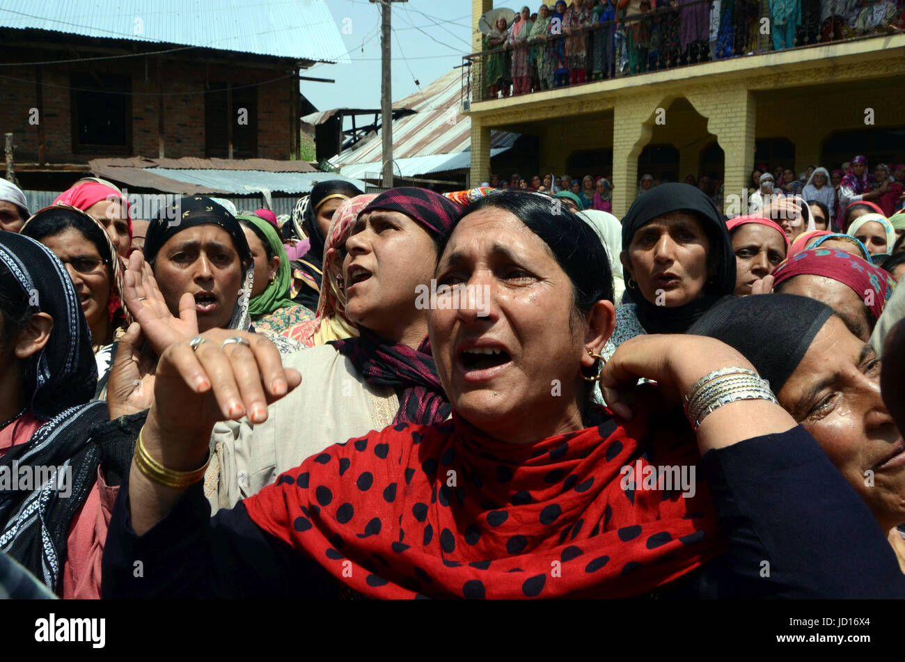 Budgam, India. 17th June, 2017. People offering Nimaza Jinaza of slain ...