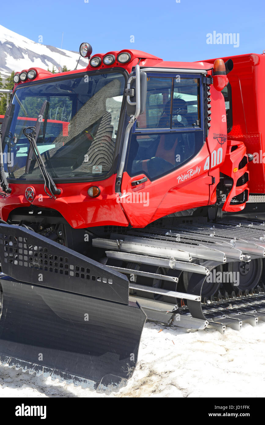 Tracked snow vehicle hi-res stock photography and images - Alamy