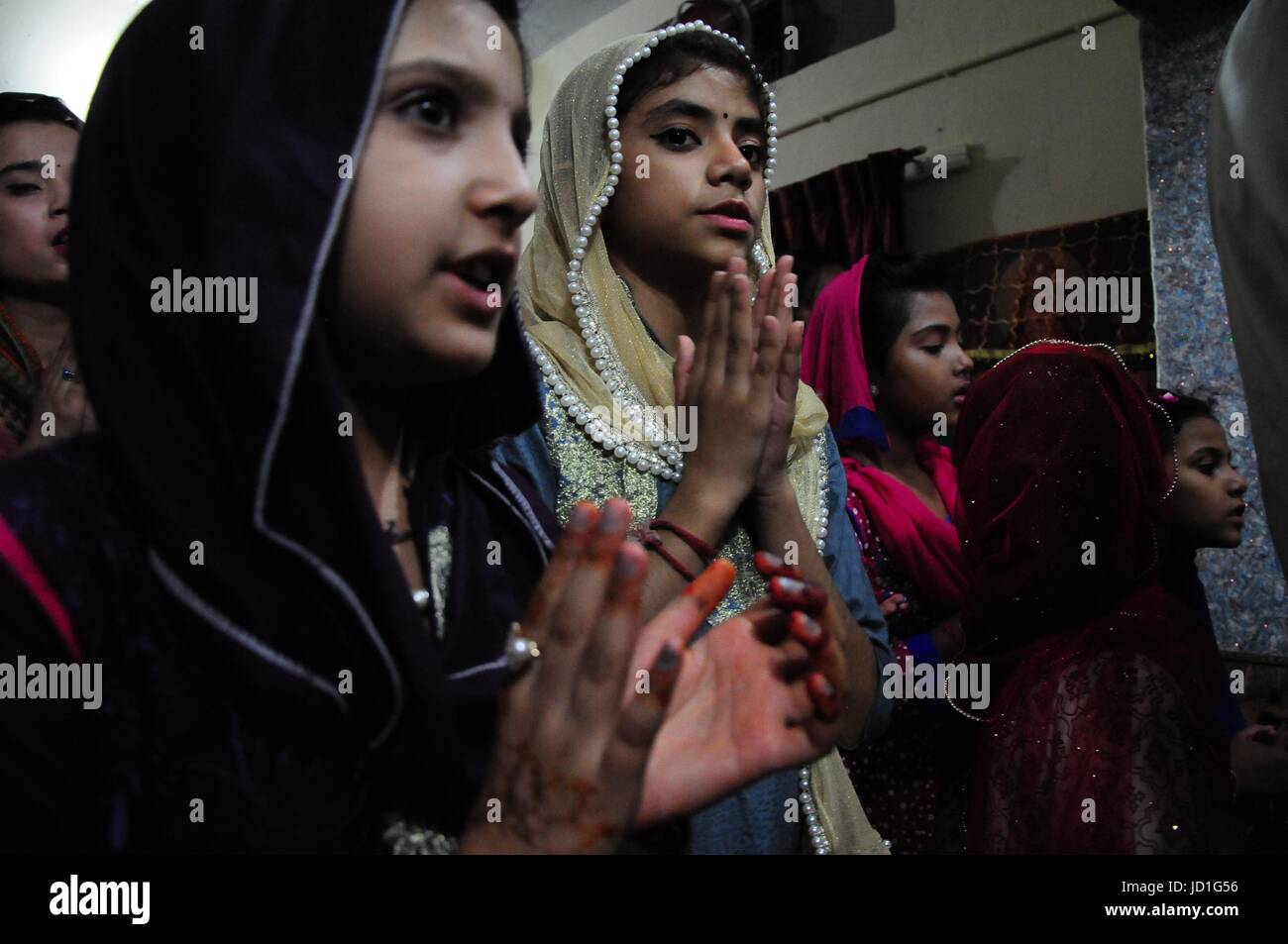 Rawalpindi, Pakistan. 17th June, 2017. Women from the Pakistani Hindu community celebrate 85th ...