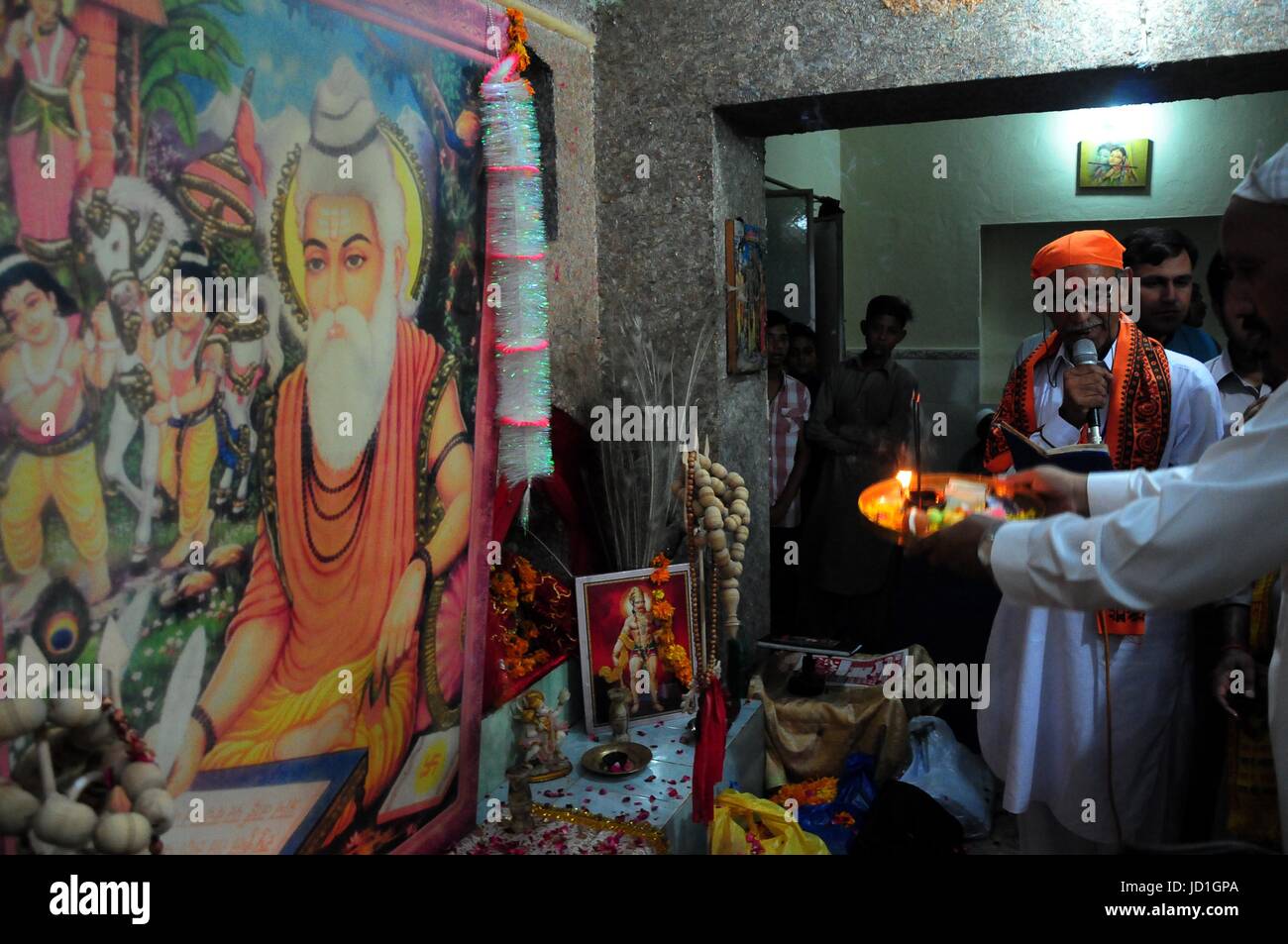 Rawalpindi, Pakistan. 17th June, 2017. Women from the Pakistani Hindu community celebrate 85th ...