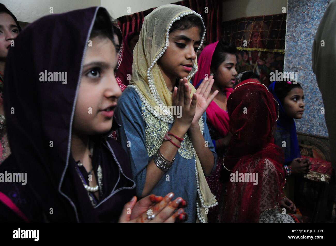 Rawalpindi, Pakistan. 17th June, 2017. Women from the Pakistani Hindu ...