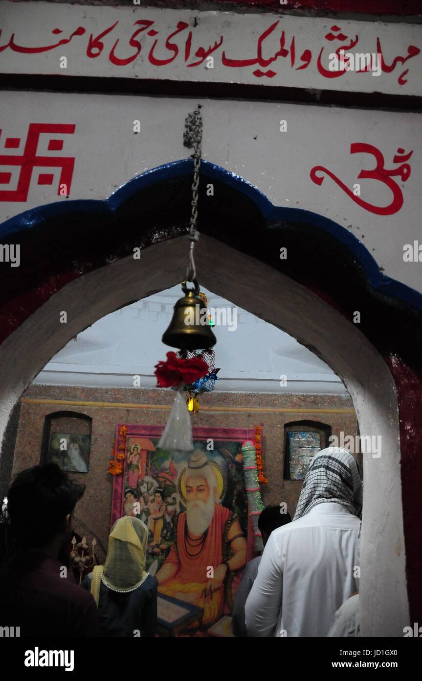Rawalpindi, Pakistan. 17th June, 2017. Women from the Pakistani Hindu community celebrate 85th ...