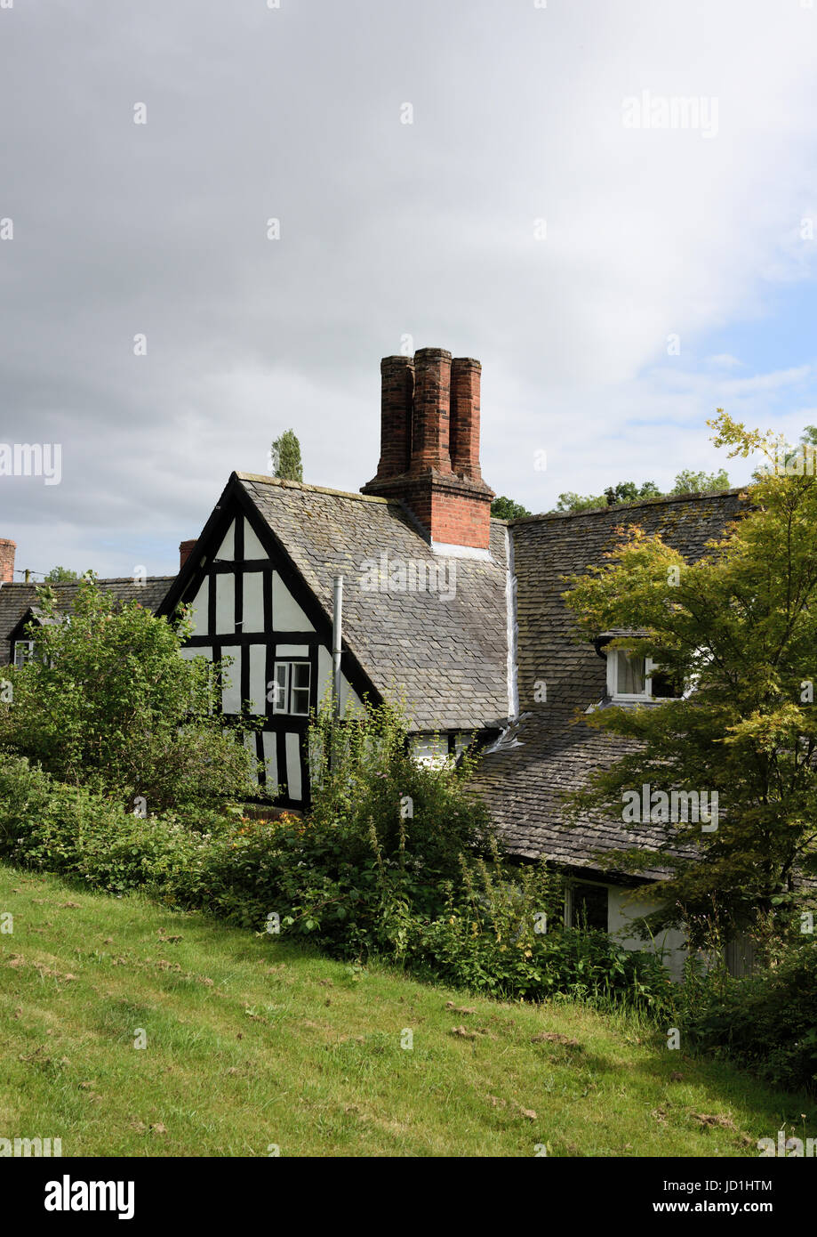 Slate tiled roofs black and white hi-res stock photography and images ...