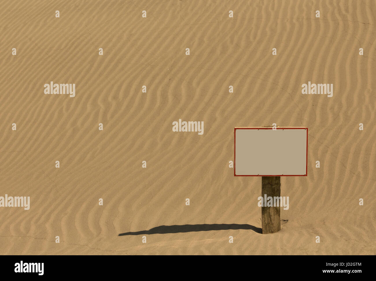 Blank sign in a wave texture sand background Stock Photo - Alamy