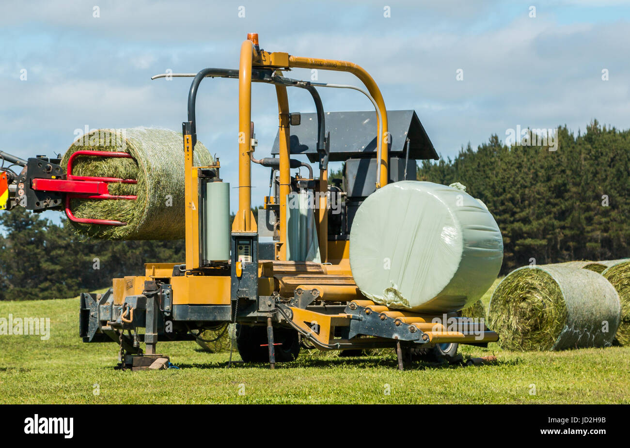 Wrap up round bales hi-res stock photography and images - Alamy