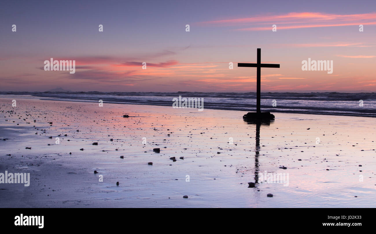Crucifix on the beach hi-res stock photography and images - Alamy