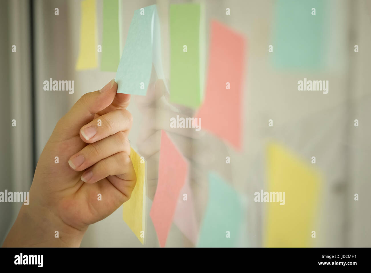 Sticky note paper reminder schedule on window. Use post it notes to ...