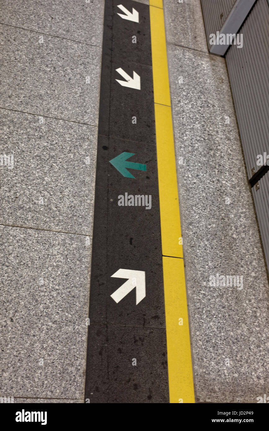 Queue rail platform hi-res stock photography and images - Alamy