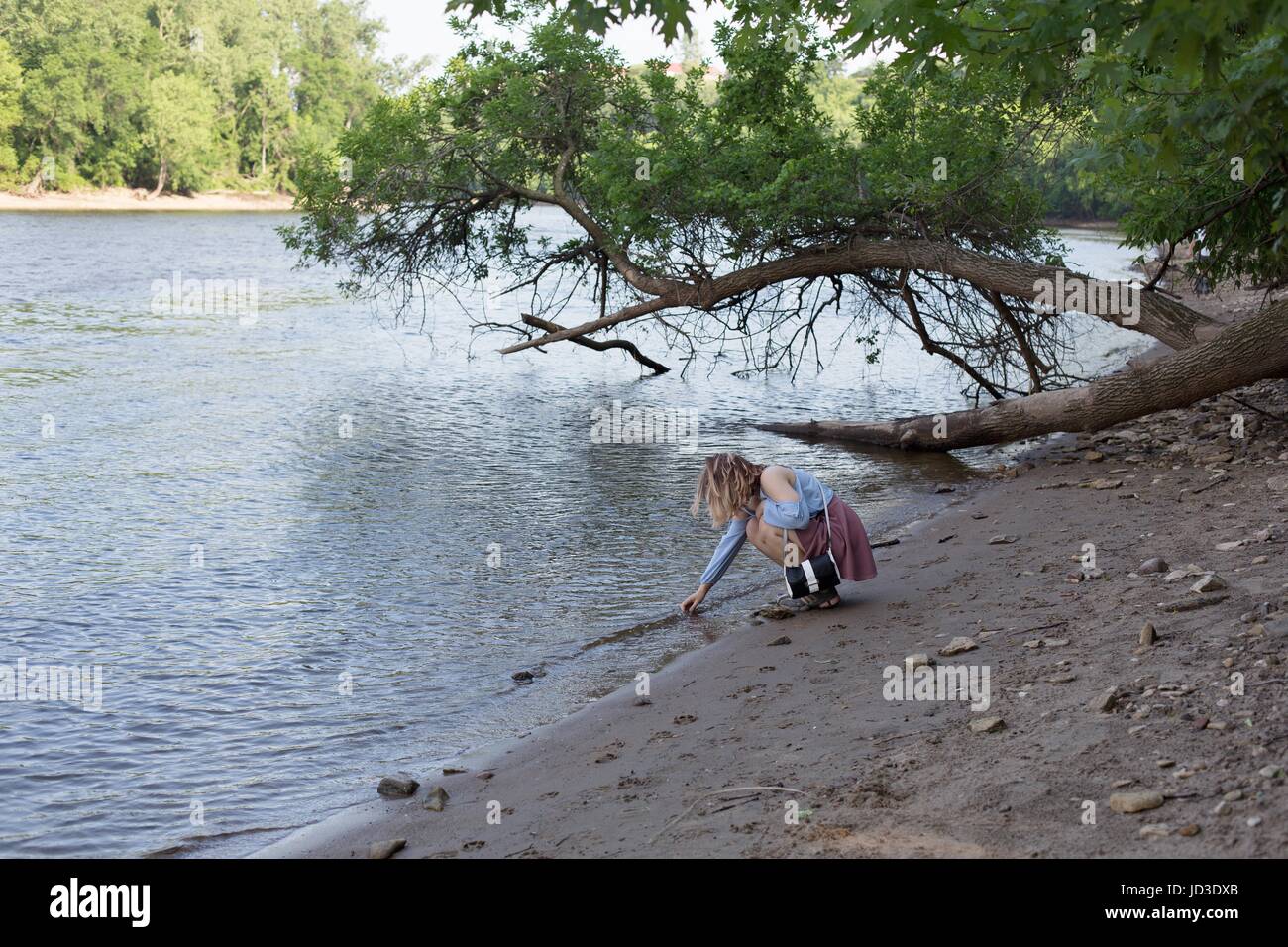 Crouching down hi-res stock photography and images - Alamy