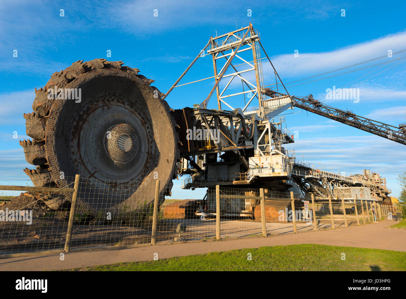 Shovel wheel hi-res stock photography and images - Alamy