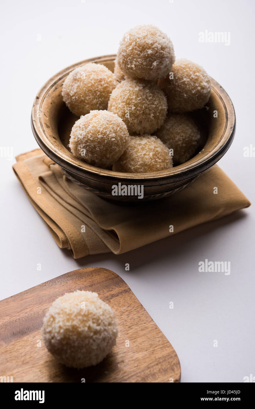 homemade Coconut Ladoo / Sweet nariyal Laddu made with coconut and milk ...