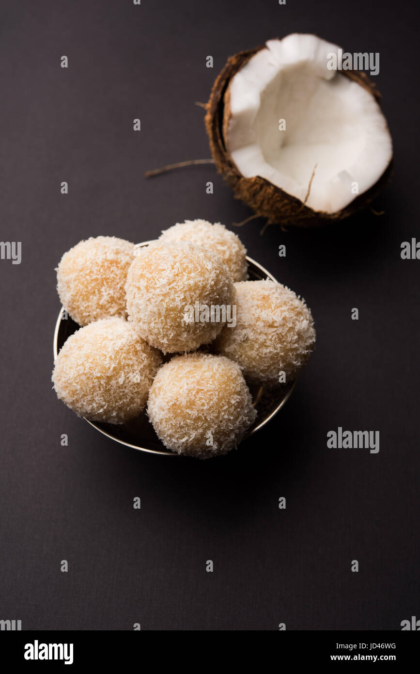 homemade Coconut Ladoo / Sweet nariyal Laddu made with coconut and milk ...